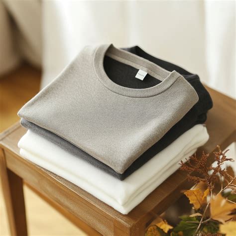 프렌치 시크 스타일의 티셔츠 가을과 겨울 시즌에 어울리는 톤 다운된 색상 팔레트 우아하고 절제된 디자인 부드러운 니트
