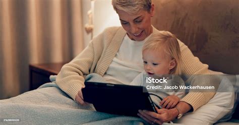 가정에서 성장 발달 및 운동 능력을 위해 침실에서 스트리밍하는 어린이 할머니 및 태블릿 젊은이 소녀 및 노인 여성은 유대감에