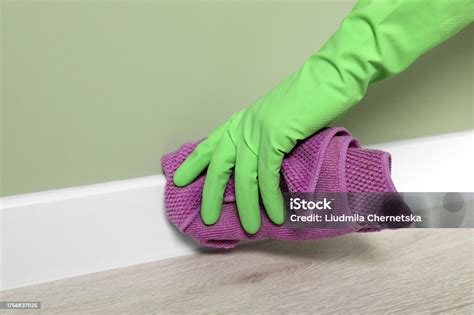 보호 장갑을 낀 여자가 실내에서 수건으로 받침대를 청소하고 근접 촬영 가사 집안일에 대한 스톡 사진 및 기타 이미지 가사 집안일 가정 생활 고무 Istock