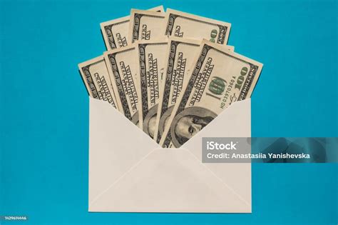 파란색 배경 복사 공간에 봉투에 돈을 저축하는 달러 지폐 소비와 경제 돈을 모은다 팁 비즈니스 금융 저축 은행 및 사람 개념 추가 돈 수동 소득 0명에 대한 스톡 사진 및