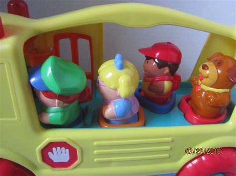 Wheels On The Bus Musical School Bus W 4 Figures Playskool Hasbro New