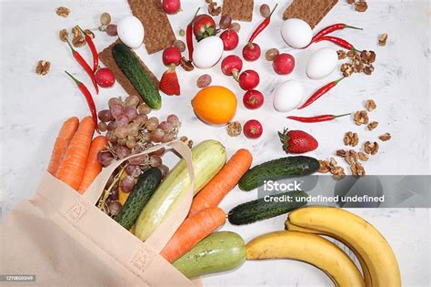 에코 백 건강한 라이프 스타일 제로 폐기물의 개념에 유용한 천연 제품 야채 과일 견과류 계란 및 롤 조직 포장 다이어트 식품 플랫 레이 플라스틱 없음 0명에 대한 스톡 사진