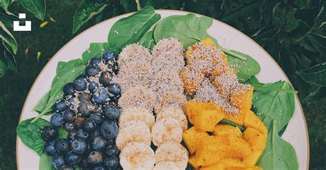 얇게 썬 블루베리 바나나 파인애플 과일을 접시에 담습니다 사진 Unsplash의 무료 과일 이미지