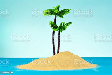 낙원 섬의 미니어처 야자수 모래에 야자수가있는 해변의 레이아웃 배경에 푸른 하늘 휴식과 여행의 개념 0명에 대한 스톡 사진 및 기타 이미지 Istock