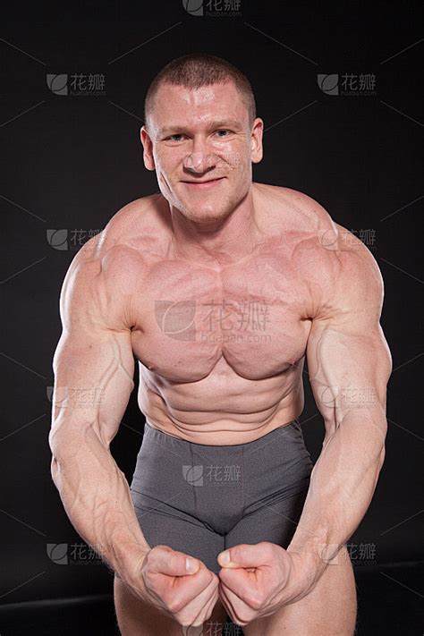 运动健美运动员炫耀他的肌肉