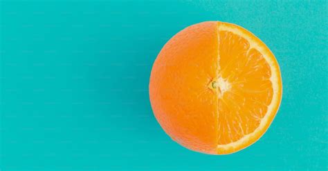 밝은 파란색 배경에 오렌지 과일입니다 최소 플랫 레이 개념 사진 Unsplash의 과일 이미지