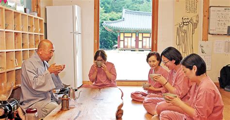 현종 스님 그윽한 사발커피 드시고 산사의 정취를 즐기세요 제가 쓴 책도 드립니다”인터뷰