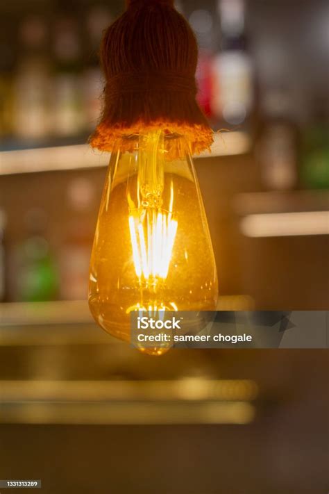 빈티지 전구 장식 및 배경 사진을 위해 인도의 커피 숍에서 흐릿한 배경이 매달려있는 램프 선택적 초점 0명에 대한 스톡 사진 및 기타 이미지 Istock