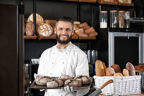 男面包师在店里端着新高清图片下载 正版图片505282109 摄图网