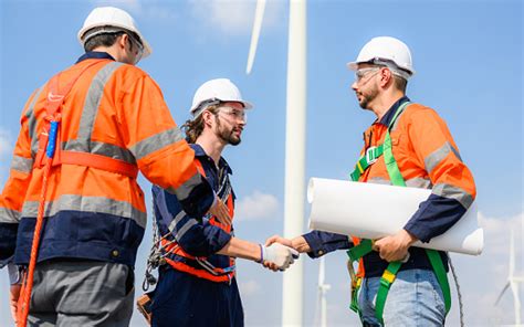 풍력 터빈 현장에서 야외에서 일하는 유지 보수 엔지니어 기술자 팀 3 명에 대한 스톡 사진 및 기타 이미지 3 명 개발 건설 현장 Istock