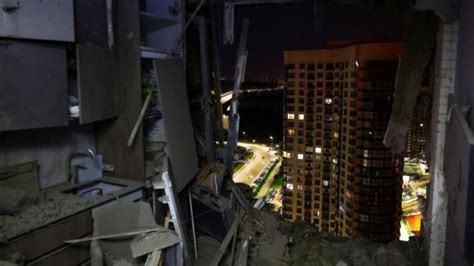 Нічна атака на Україну У Києві уламки впали на житлові будинки Bbc News Україна