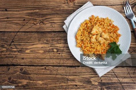 맛있는 아시아 필라프 야채와 닭고기를 접시에 곁들인 조림 쌀 나무 소박한 배경 복사 공간을 복사합니다 쌀 필라우에 대한 스톡 사진 및 기타 이미지 Istock
