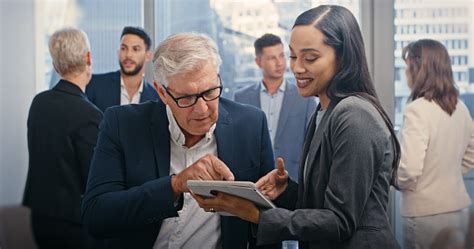 비즈니스 보스 비서 여성 및 태블릿 계획 전시회 프리젠 테이션 네트워킹 컨퍼런스 및 컨벤션 기업 회의 관리자 온라인 일정 및