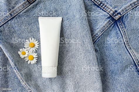 데님 배경에 카모마일 꽃과 화장품 스파 브랜딩 모형 천연 유기농 화장품 포장을 모의 상단 보기 꽃 플랫 누워 0명에 대한 스톡 사진 및 기타 이미지 Istock