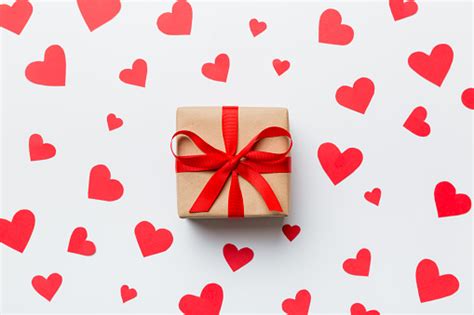 발렌타인 데이 구성 배경 활과 심장빨간 선물 상자 크리스마스 선물 위에서 볼 수 있습니다 홀데이 인사말 카드 0명에 대한 스톡 사진 및 기타 이미지 Istock