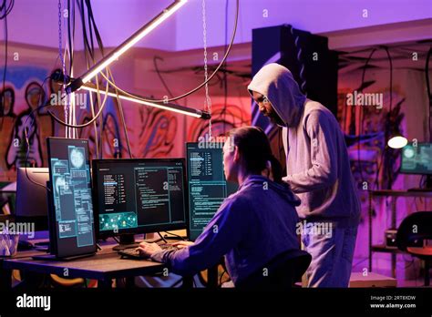 Hacker Die Schädliche Software Auf Dem Computer Kodieren Während Sie