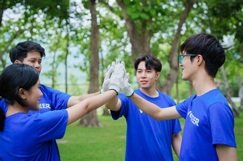 다양한 국적의 자원 봉사자들이 연대를 보여주고 개인 시간을 기부하고 공공 공원의 오염을 줄이기 위해 재활용 할 플라스틱 폐기물을