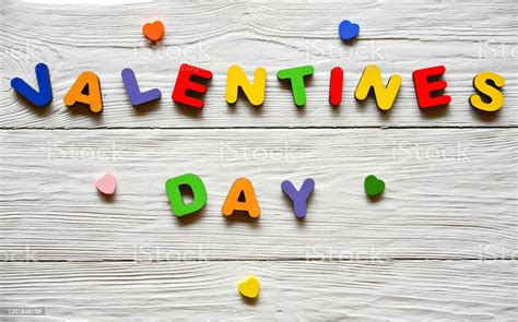 흰색 나무 배경에 비문 발렌타인 데이와 여러 가지 색상의 나무 하트를 구성하는 여러 가지 색상의 나무 편지 맨 위 보기 성 발렌타인 데이 배경입니다 2월에 대한 스톡 사진