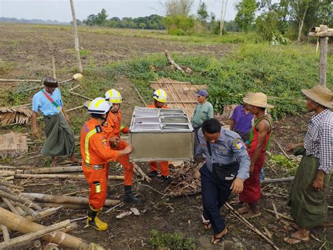 မအူပင်မြို့တွင် မိုးရွာသွန်းပြီးလေပြင်းတိုက်ခတ်မှုကြောင့် နေအိမ် ၅ လုံး အမိုးလန်ပြိုကျမှုနှင့