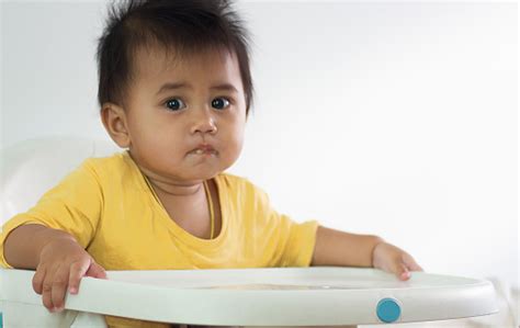 귀여운 백인 소녀 앉아있는 의자 실내 가정에서 아침 식사를 먹으며 영양가가 높은 맛있는 식사를 먹이는 아기는 건강한 가족 생활 방식에서 웃고 행복하게 웃는 쾌활한 얼굴을