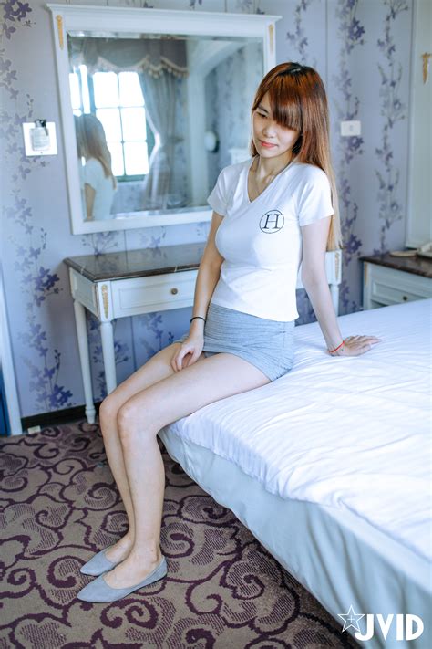 全裸無遮 慾求不滿的長腿人妻上網尋求身體的解放