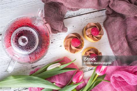 봄 배경입니다 컵 케이크와 핑크 튤립 테이블에 차 튤립의 신선한 부케와 아직도 인생입니다 개념의 숙 녀 차 마시는 아침 차입니다 개념에 대한 스톡 사진 및 기타 이미지