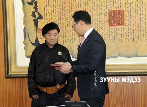 Фото УИХ ын гишүүн Инновац цахим бодлогын байнгын хорооны дарга Э Батшугар төрийн дээд одон