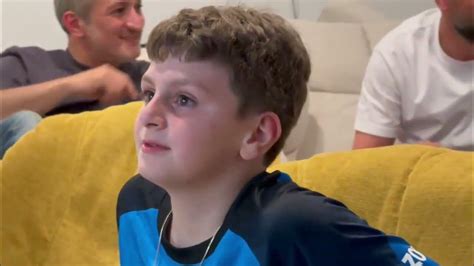 სანდრო მელია მამის ოფისში ფეხბურთის ყურების ტრადიციას არ არღვევს Youtube