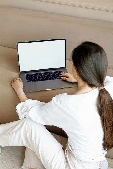 실내 2020년대 라이프스타일 공부하다 과로하다 금발 기술 노트북 달력 동기 부여 두통 디지털 시대 라이프스타일 맥북 머리에 손 미니멀리스트