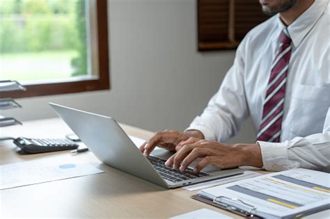노트북 컴퓨터를 사용하여 작업하는 사람â 키보드로 타이핑하는 손 30 34세에 대한 스톡 사진 및 기타 이미지 30 34세 경영자 교육 Istock
