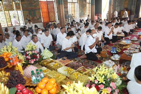 នាយឧត្តមសេនីយ៍ សៅ សុខា និងលោក ស្រីចូលរួមក្នុងពិធីកាន់បិណ្ឌវេនទី១៤ នៅវត្តទេពវង្សី សារព័ត៌មាន