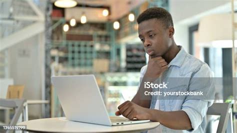 펜서스 젊은 아프리카 남자 사고와 카페에서 노트북에 작업 20 29세에 대한 스톡 사진 및 기타 이미지 20 29세 계획 노트북 Istock