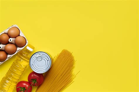 노란 배경에 음식 닭 계란 해바라기 기름 토마토 파스타 통조림 식품 최고 전망 평정 기부 음식 일차 치료 0명에 대한 스톡 사진 및 기타 이미지 Istock