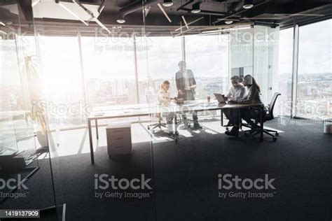 탁 트인 전망으로 현대적인 사무실에서 프로젝트를 진행하는 창의적인 비즈니스 사람들 30 34세에 대한 스톡 사진 및 기타 이미지 30 34세 35 39세 45 49세