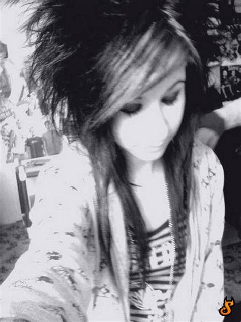 Foto Cewek Cantik Dengan Gaya Rambut Emo