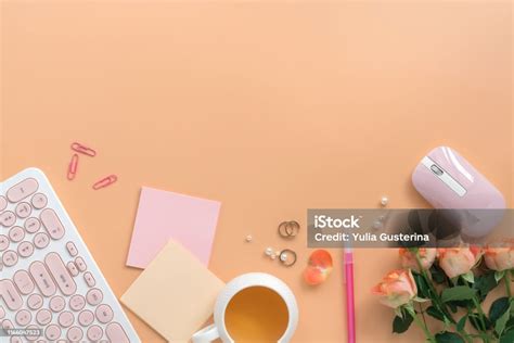 플랫 평신도 여성 작업 공간 키보드 마우스 차 한 잔 장미 꽃 보석 및 문구는 분홍색 파스텔 배경에 여성스러운 오피스 테이블 책상 프레임 맨 위 보기 복사 공간 0명에 대한
