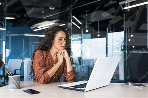 Premium Photo Pensive And Focused Female Programmer Web Developer