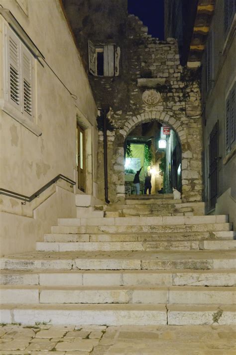 무료 이미지 건축물 목재 도로 거리 집 창문 골목 벽 정면 니콘 크로아티아 하부 구조 로 비뇨 로빈 흐브 랏츠 카 D300 도시 지역 고대