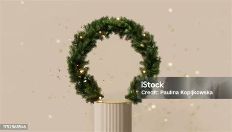 3d 연단 디스플레이 베이지색 크리스마스 배경 미용 제품 프레젠테이션 또는 텍스트 조명과 금색 색종이 조각이 있는 녹색 소나무 화환 호화스러운 주춧대 진열장 둥근 구조 3d