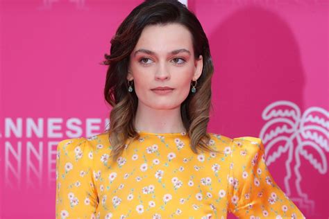 I Dont Mind Sex Education Star Emma Mackey Opens Up On Comparisons With Margot Robbie
