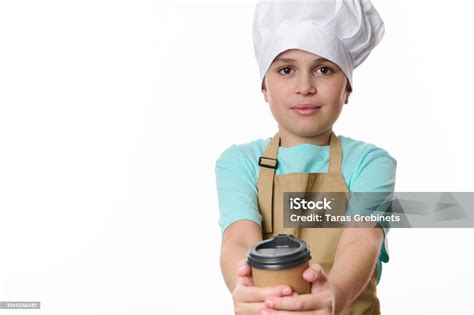 흰색 요리사의 모자와 앞치마를 입은 쾌활한 10대 소년 바리스타가 흰색 배경 위에 분리된 뜨거운 커피 한 잔을 건네고 있다 개념에 대한 스톡 사진 및 기타 이미지 Istock