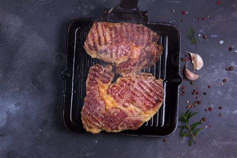 구운 쇠고기 스테이크 뜨거운 구운 쇠고기 스테이크 고기와 어두운 배경에 연기 사진 및 무료 다운로드를위한 그림 Pngtree