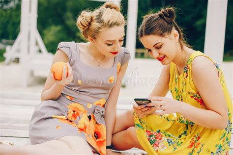 Zwei H Bsche M Dchen In Einem Sommerpark Stockfoto Bild Von Leuchte M Dchen