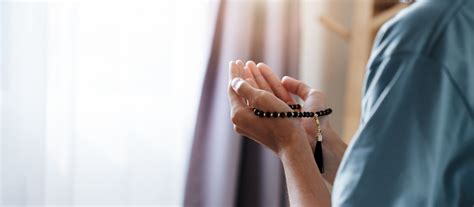 따뜻한 실내 분위기에서 이슬람 의식 중 신앙 영성 및 헌신을 상징하는 평화로운 가정 환경에서 기도 구슬을 들고 알라에게 기도하는 무슬림 남성의 클로즈업 25 29세에 대한