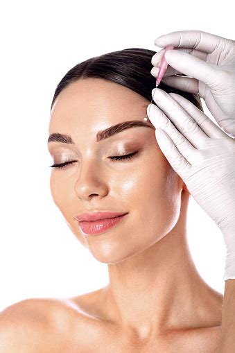 메소스레드를 사용하여 얼굴 윤곽 리프팅 절차 흰색에 고립 된 여성의 얼굴 근처에 중개인이있는 바늘 사람 얼굴에 대한 스톡 사진