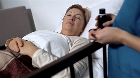 여성 환자에게 진정제 시럽을 주는 의사 조수 요양원에서의 간호 간호사에 대한 스톡 사진 및 기타 이미지 간호사 건강 진단 건강관리와 의술 Istock