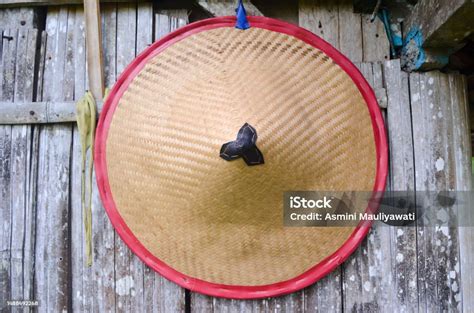 Caping Tergantung Di Dinding Gubuk Bambu Caping Adalah Sejenis Topi Berbentuk Kerucut Yang