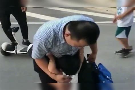 爸爸出差回来，假装没看见女儿，不料举动太可爱了举动女儿爸爸