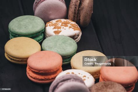 검은 테이블 배경에 설정 다채로운 마카롱의 전통적인 프랑스 디저트 맛있는 달콤한 음식 갈색에 대한 스톡 사진 및 기타 이미지 갈색 개체 그룹 검은색 Istock