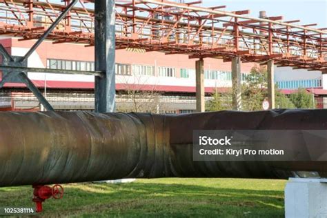 파이프라인 Estocade 대형 증기 파이프 인슐레이션 빨간색 Ventil 밸브 밸브 정유 석유화학 화학 배수 유리 양모로 만든 0명에 대한 스톡 사진 및 기타 이미지